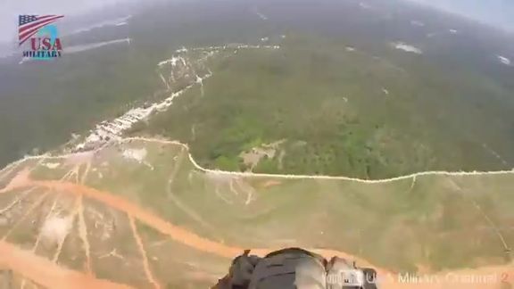 空降兵降落前10分钟机内准备:100人一起降落打开降落伞太震撼