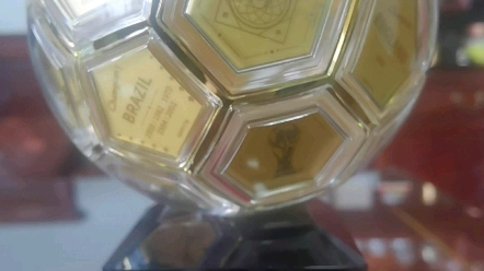 ...卡塔尔世界杯黄金足球工艺品由深圳市金宝盈公司独家授权生产制造(...