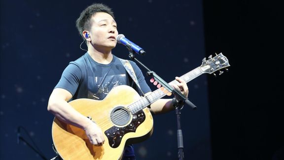 好歌推荐:《曾经的你》—许巍 live2015,万人合唱超级震撼感动