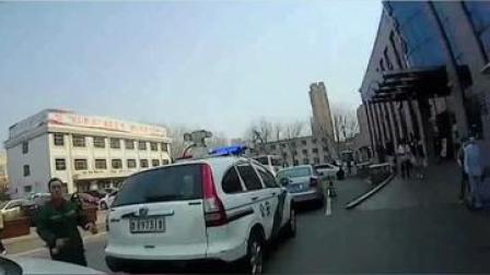 ...快!危急时刻,@潍城交警 连说20个“快”字护送伤员!#我为群众办实事