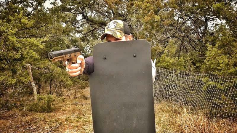 防暴盾牌可以防弹吗?老外用行动证明,结果让人大开眼界