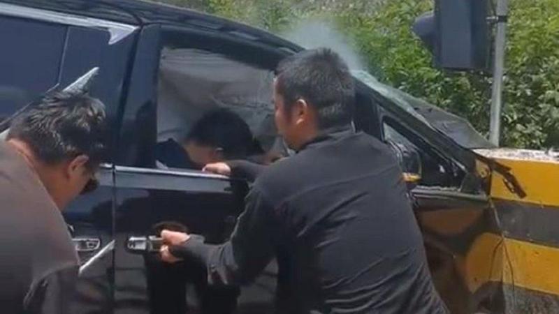 百万级雷克萨斯LM被指驾乘车祸被困但车门未解锁,事故正调查