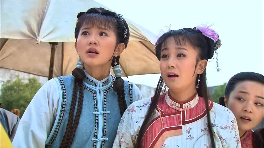 新还珠格格:乾隆围猎时突然回宫,一路上人群中议论纷纷