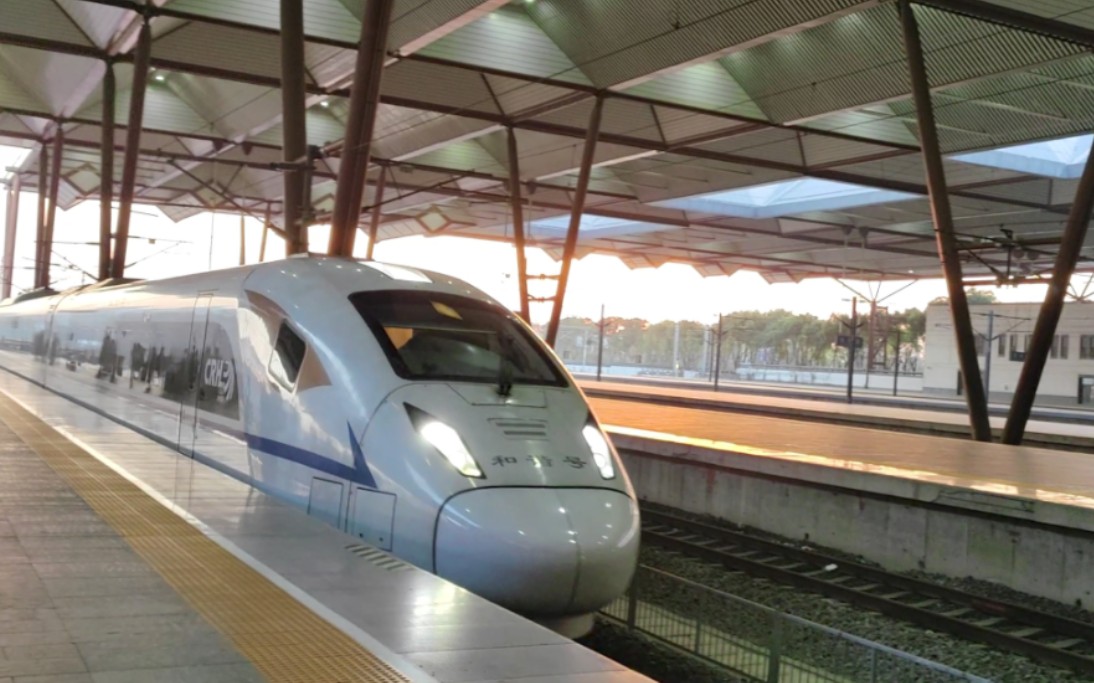 沪宁城际早间发往成都第一班动车,重联CRH3A和谐号担当的D352次...