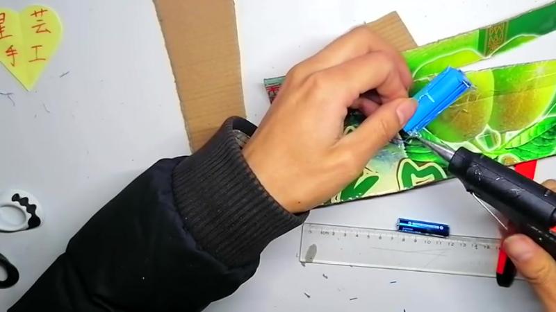 DIY手工制作纸飞机,如何用纸板制作呢?