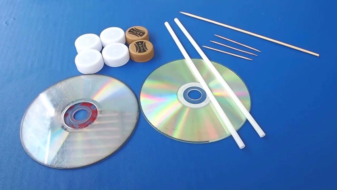 用橡皮筋和废弃光碟给孩子们制作动力汽车