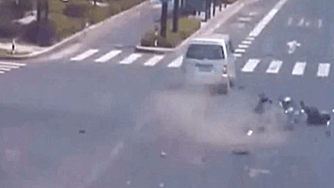 最新电动车闯红灯18个被撞车祸瞬间, 到底应该算谁的责任?