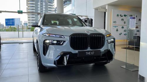 宝马X7外观内饰周密升级!取消"鸡腿档把",4.4T V8引擎爆530PS