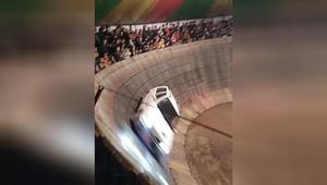 明星模仿9:杂技团表演飞车特技,观众好多啊!