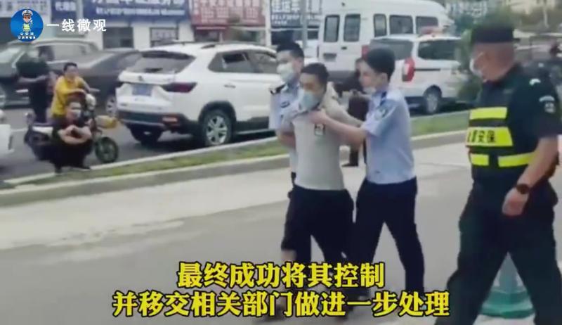 ...在逃人员到交管大厅办业务被逮捕[三哈]】8月26日,漯河市公安局交通...
