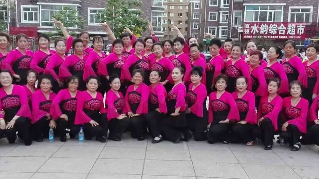 广场舞《微微笑》演出舞蹈完整版