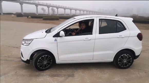 美女试驾鸿日电动车!