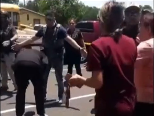 30秒|美国得州校园枪击案 警方疑阻拦家长救人