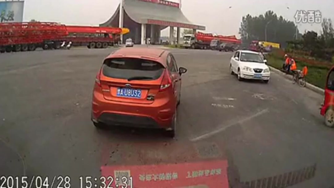 女司机倒车致撞车 行车记录仪前还抵赖