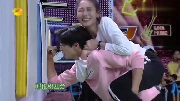 邓伦玩游戏有点皮呀,直接暴力拆快递,邓伦:我平时也是这么干的