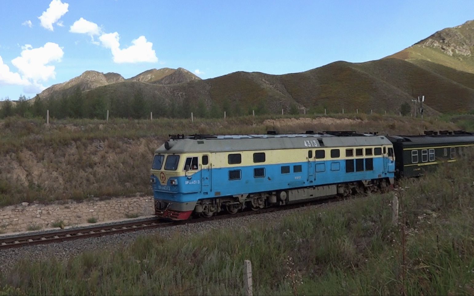 司明义展线精彩片花:集通公司乌克蓝 DF4D 牵引 K1568 下司明义展线