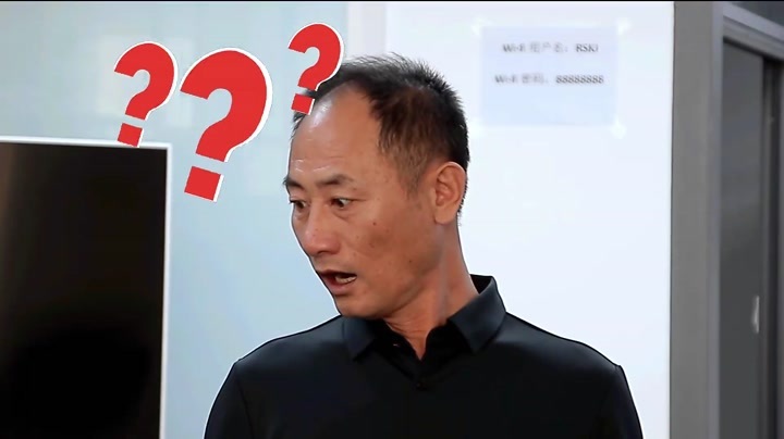 搞笑:公司组织团队建设活动,一位男同事的反常行为太逗了