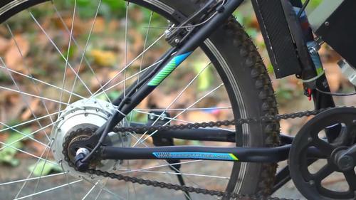 大哥制作电池组,把自行车改装成电动车,上路试跑还挺快