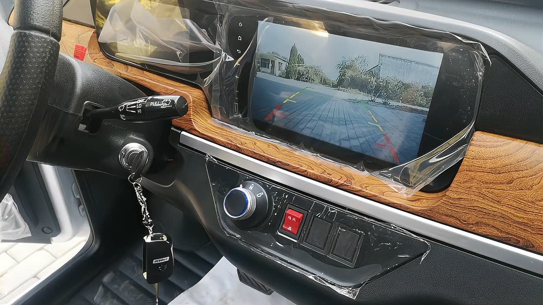 电动车高端配置,大屏倒车影像,电子旋钮挡。