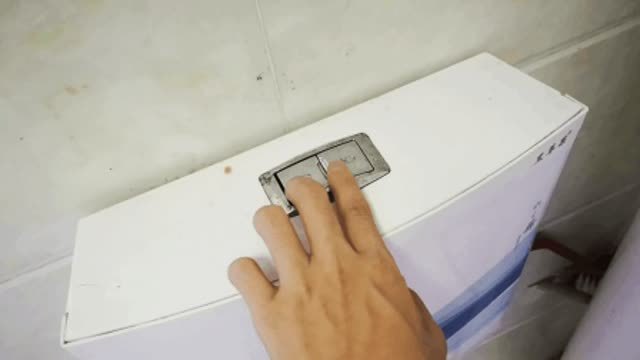 厕所水箱上面的2个按钮,原来这么多年都按错了,这样用才是对的
