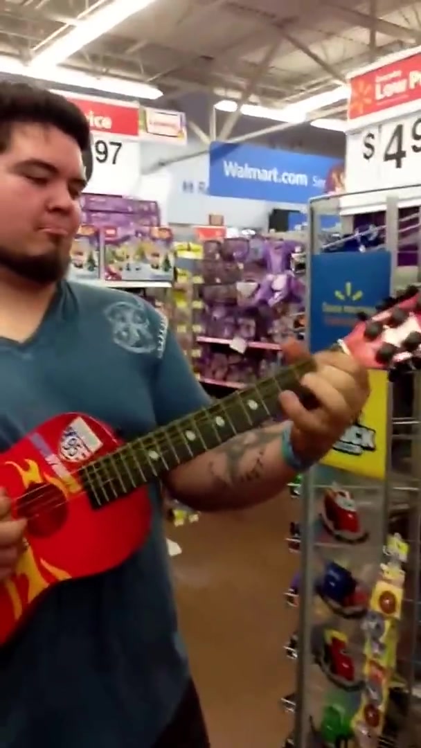 在超市里拿起几十块的吉他,就是一整狂弹SRV曲目《Pride and Joy》