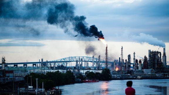 凌晨4点喷发火焰!美国最大炼油厂发生爆炸,网友:伊朗干的