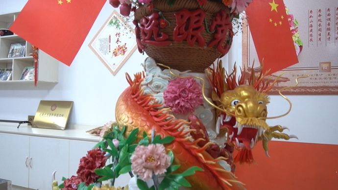 果然视频丨非遗传承人制作2米巨龙面塑!为祖国庆生