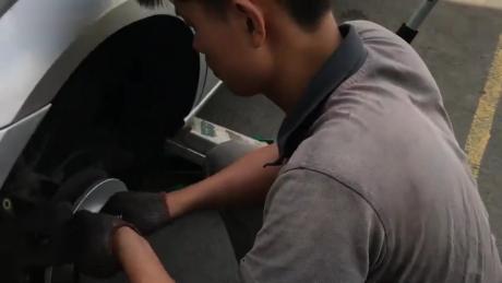 福特蒙迪欧换后轮刹车片右边顶分泵是反的