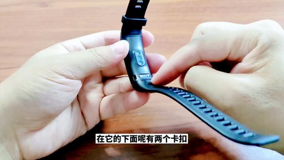 华为手环4 PRO更换腕带的方法,简单拆掉,想换就换