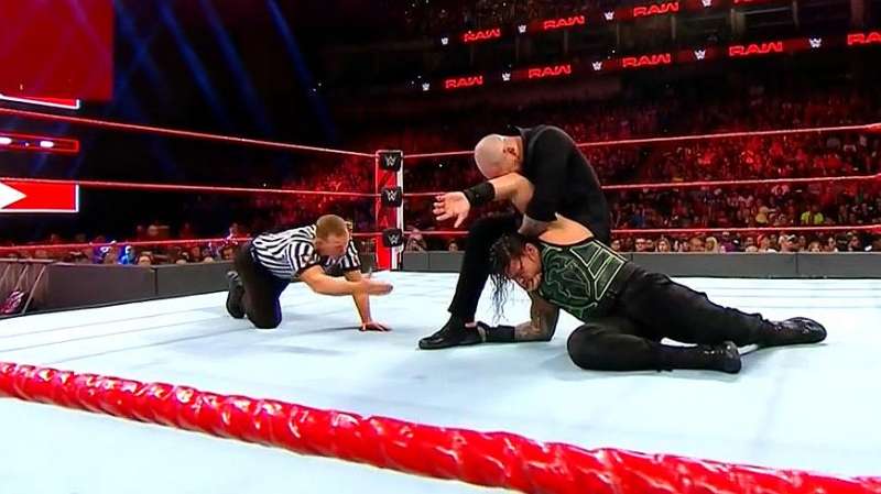 WWE:罗门伦斯火力全开,对着科尔宾猛烈攻击,还将其扔下擂台