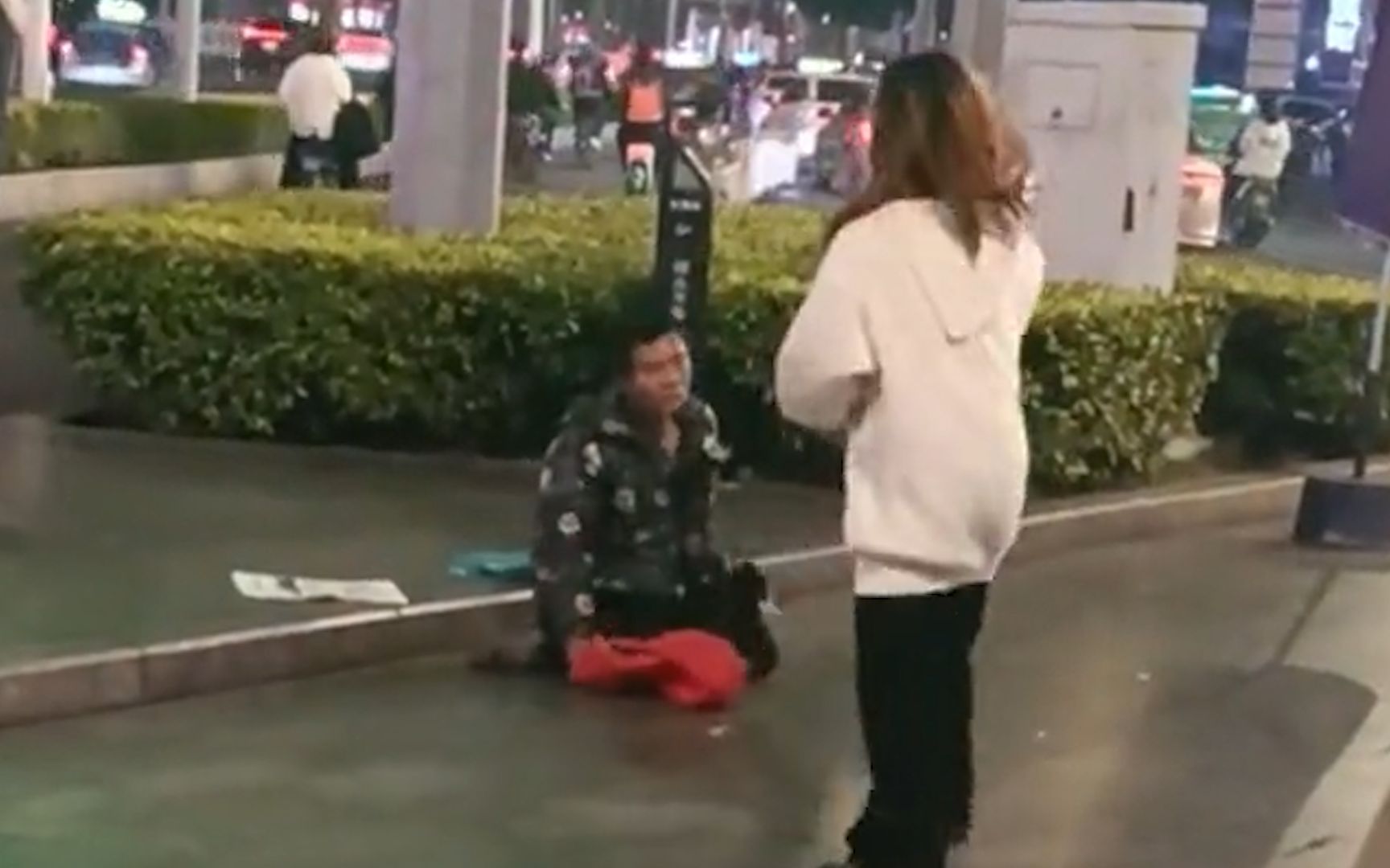 引众怒!残疾男子乞讨被女子当街戏弄:讨来的钱被抢走撕碎