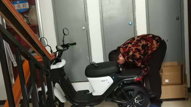小牛电动车U系列后座组合开箱安装视频