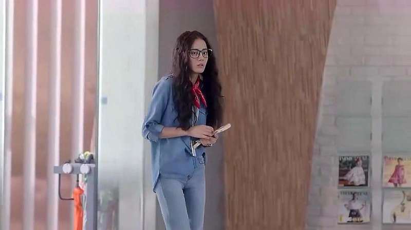 女子被派去送文件,却意外被当成实习生,女子忙的晕头转向!