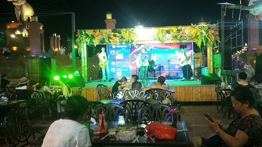 夜市小舞台的演唱会火爆,一首老歌童年 催人回忆