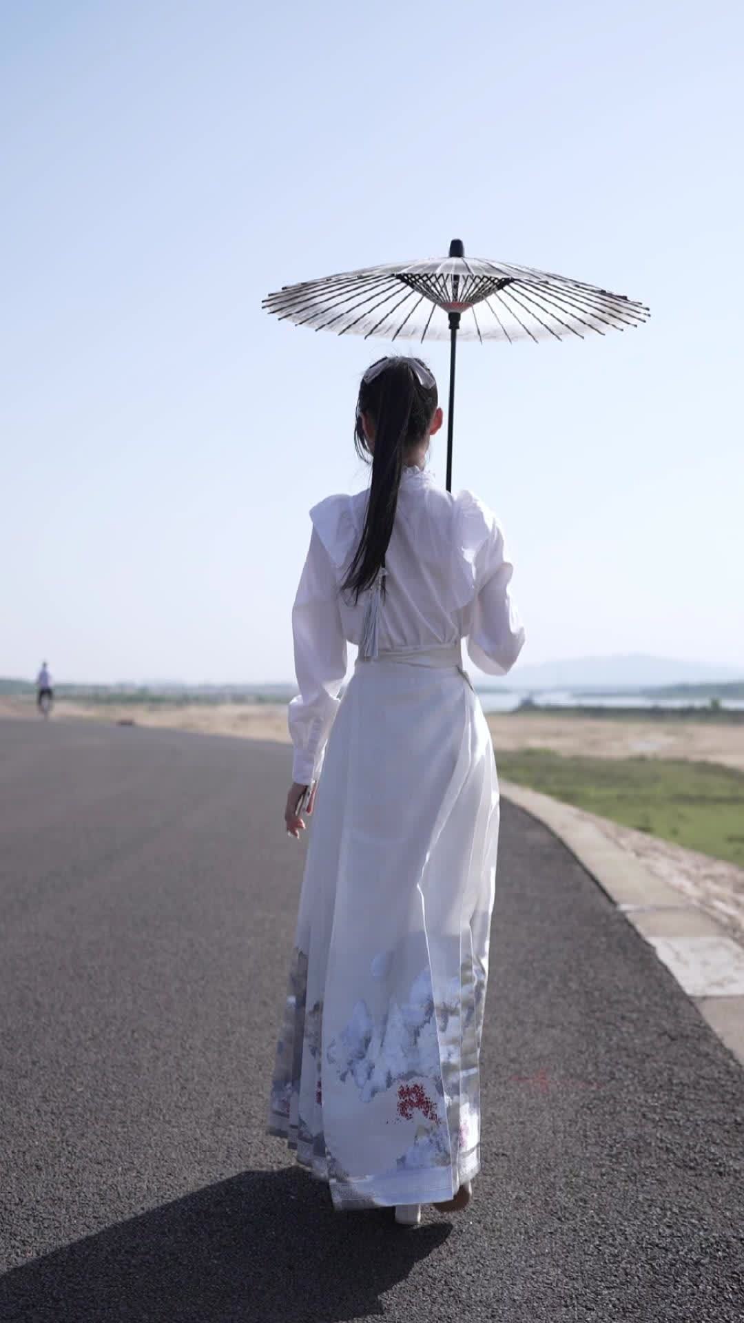 自信起来,大胆地将我们传统服饰穿出去,让更多人认识 了解到我们中华...