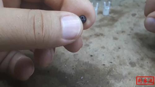 自制遥控越野卡车,传动轴和齿轮箱都是自己做的,动手能力极强