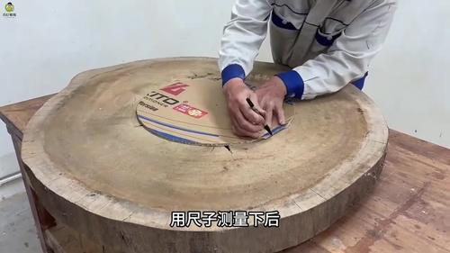 老师傅凭借着高超的木工手艺将一块烂木板改造出一张圆木桌,太牛了