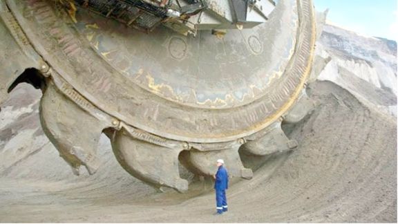 世界上最大的5种工程机械,每天能挖240000吨,分分钟铲平一座山