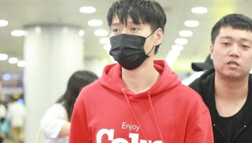 【饭爱豆】魏大勋机场给粉丝签名 胸前的那个熊亮了