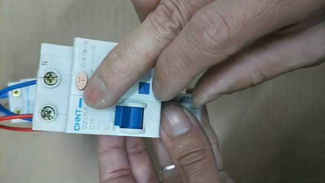 今天给大家看一下最常用的漏电断路器