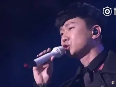 周杰伦和林俊杰这两位音乐才子的同台表演_让人惊喜又难忘__算什么...