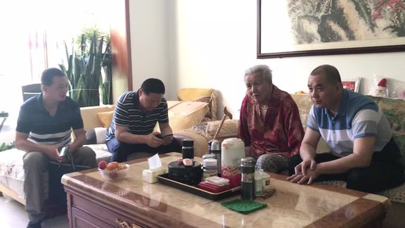 敦煌市财政局领导慰问老党员 1994年局长退休 全国财政系统先进工作...