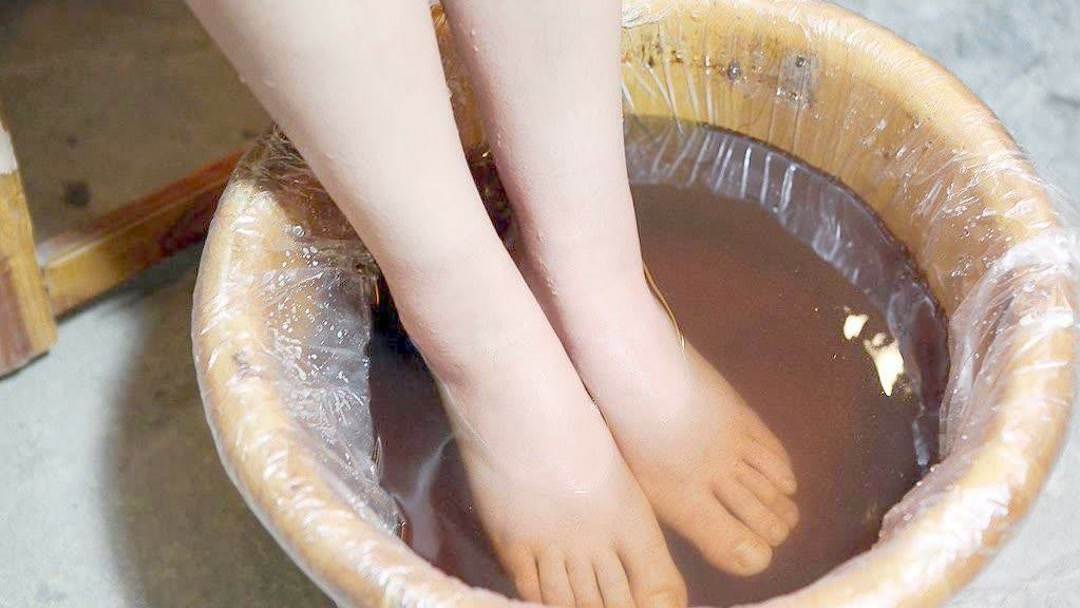 柚子皮泡脚可以预防皲裂