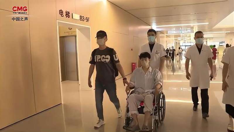 ...尽可能让他的身体恢复快一点。但高考当天,王林的伤口引流管还是拔...