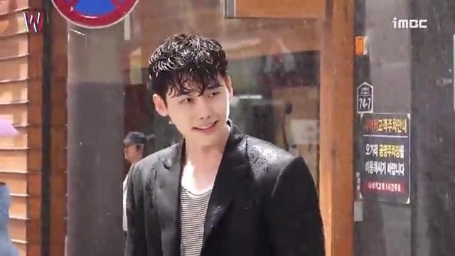 W两个世界:李钟硕拍雨戏花絮,片场玩的像个孩子,敲可爱!