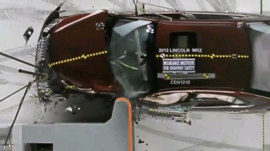 林肯汽车,美国高速安全碰撞测试25%偏置碰撞,64公里/小时!