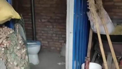 别看老爸生活在农村,但生活方式却很超强,设计的马桶厕所厨房也是很...