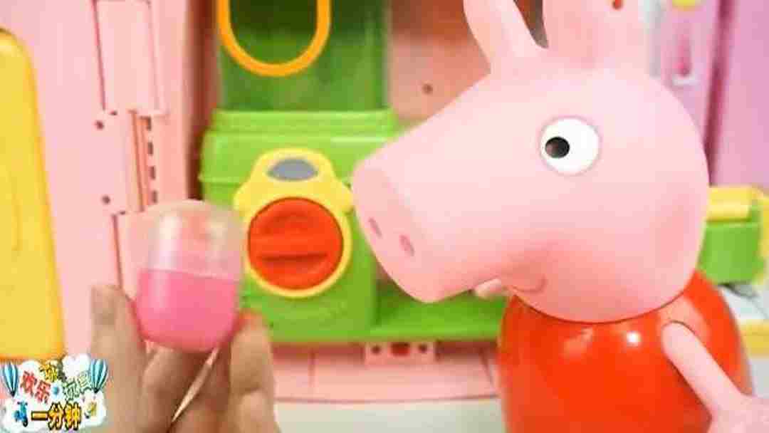 小猪佩奇从冰箱中拿出一个胶囊玩具 里面有彩虹糖零食