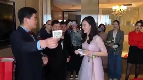 银行上班的新郎和会计出身伴娘巅峰对决,婚后只能当500块的家