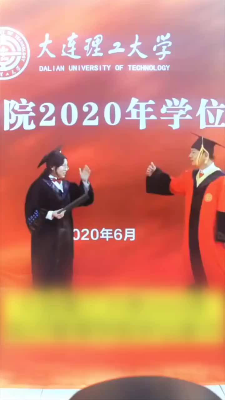 女学霸毕业典礼上哭求院长别删微信:明年一定要帮我写推荐信